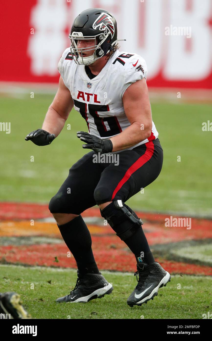 Atlanta Falcons offensive tackle Kaleb McGary (76) sets to block ...