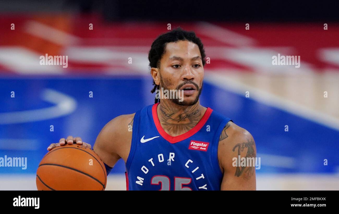 Detroit Pistons guard Derrick Rose plays during the second half of an ...