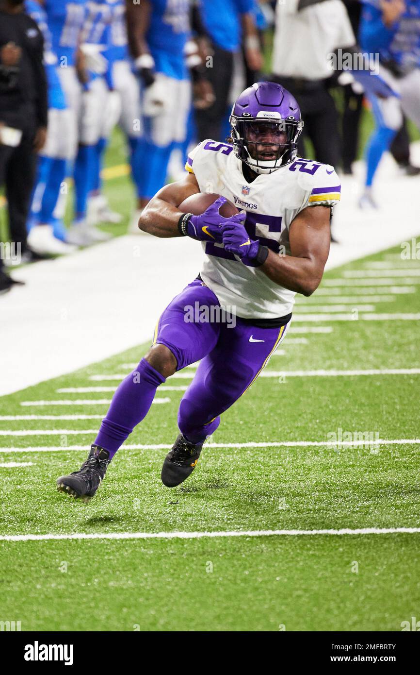 Minnesota Vikings running back Alexander Mattison (25) rushes against ...