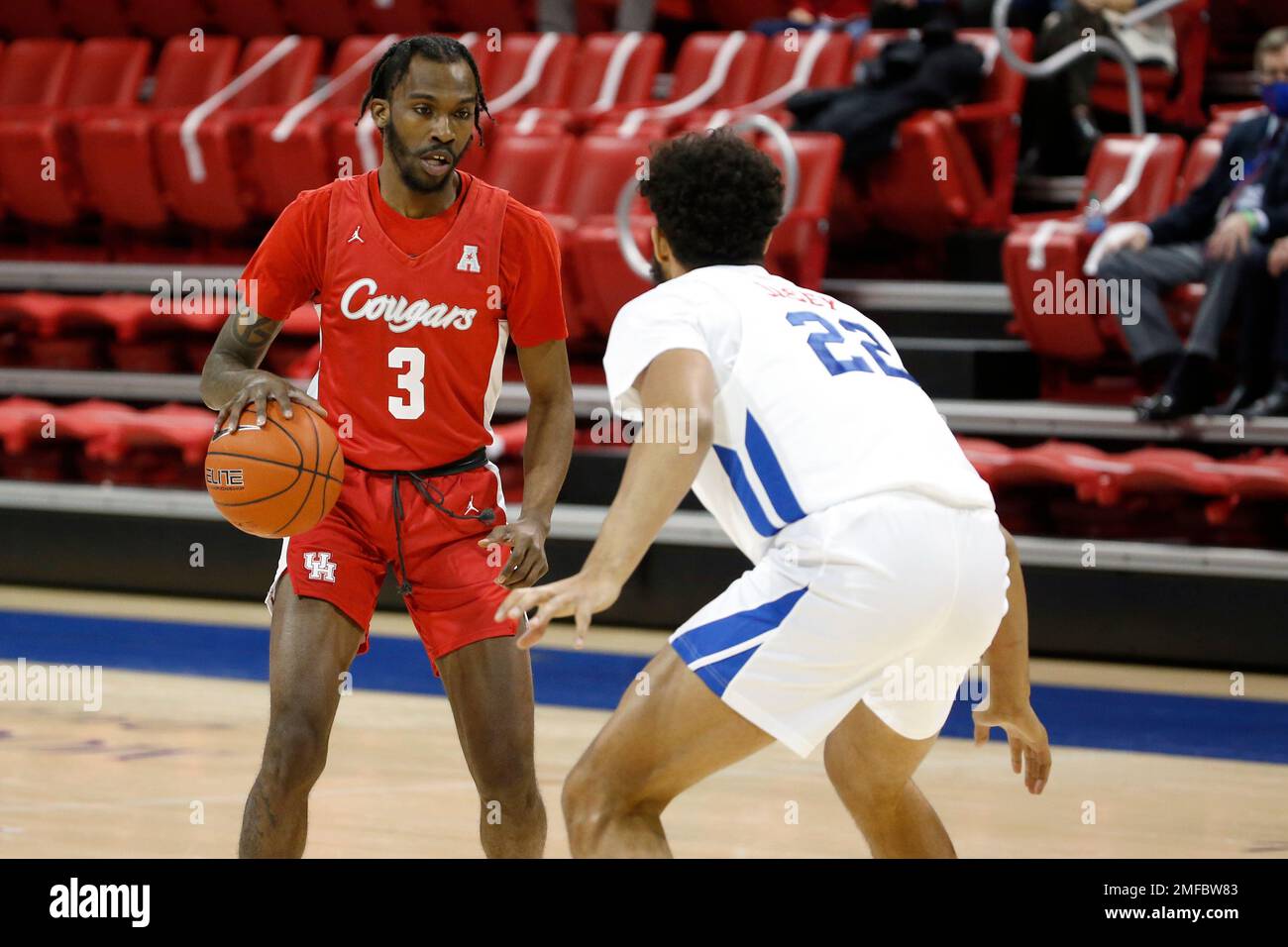Houston guard DeJon Jarreau (3) dribbles the ball in front of SMU ...