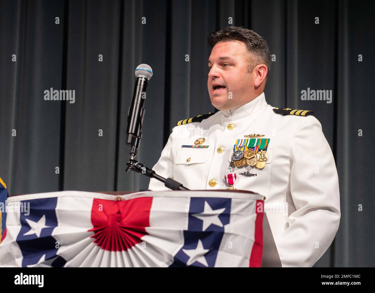 220819-N-ED185-2044 SILVERDALE, Wash. (Aug. 19, 2022) Cmdr. Brian T. Murphy, commanding officer ...