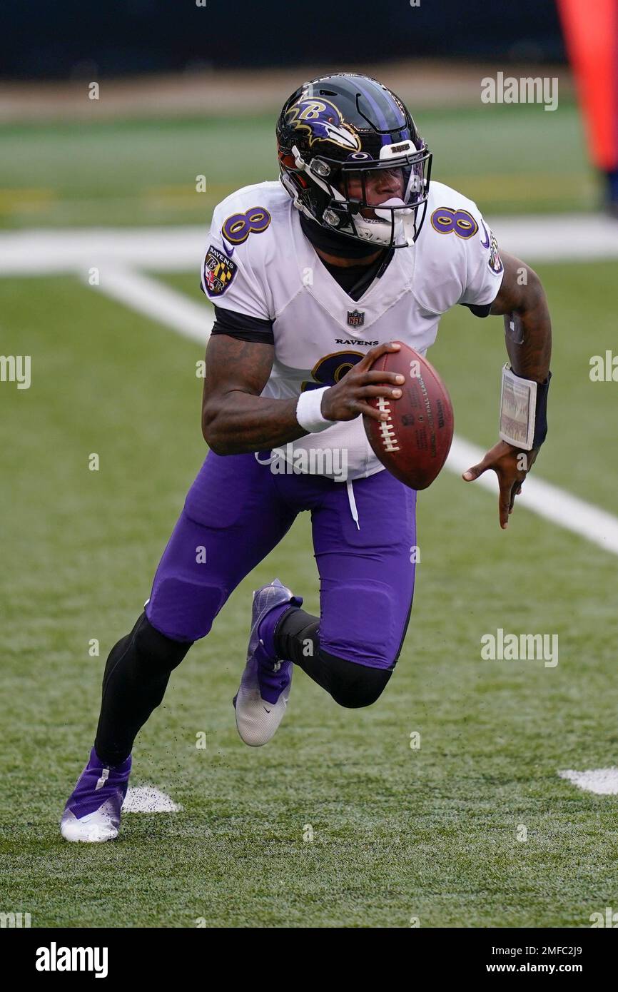 Baltimore Ravens quarterback Lamar Jackson (8) scrambles against the ...