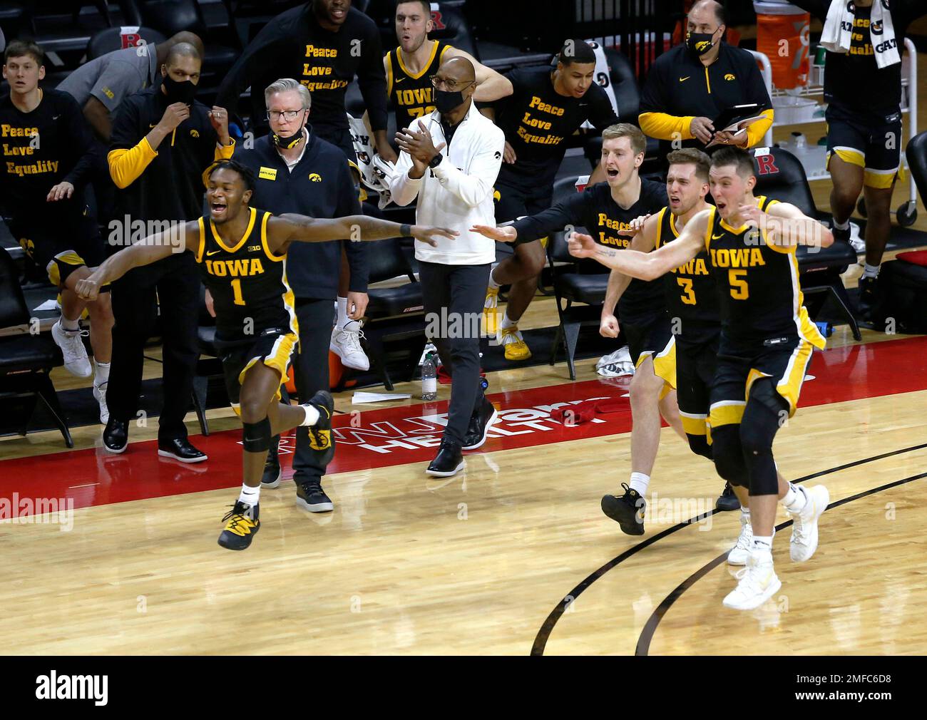 Iowa guard Joe Toussaint (1) celebrates with teammates after defeating ...