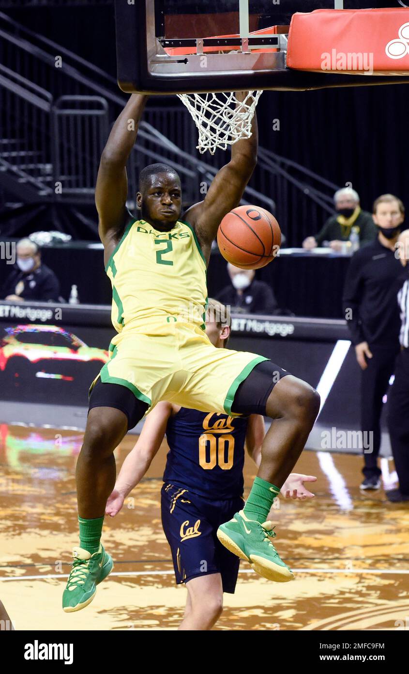 Oregon forward Eugene Omoruyi (2) dunks against California during the ...