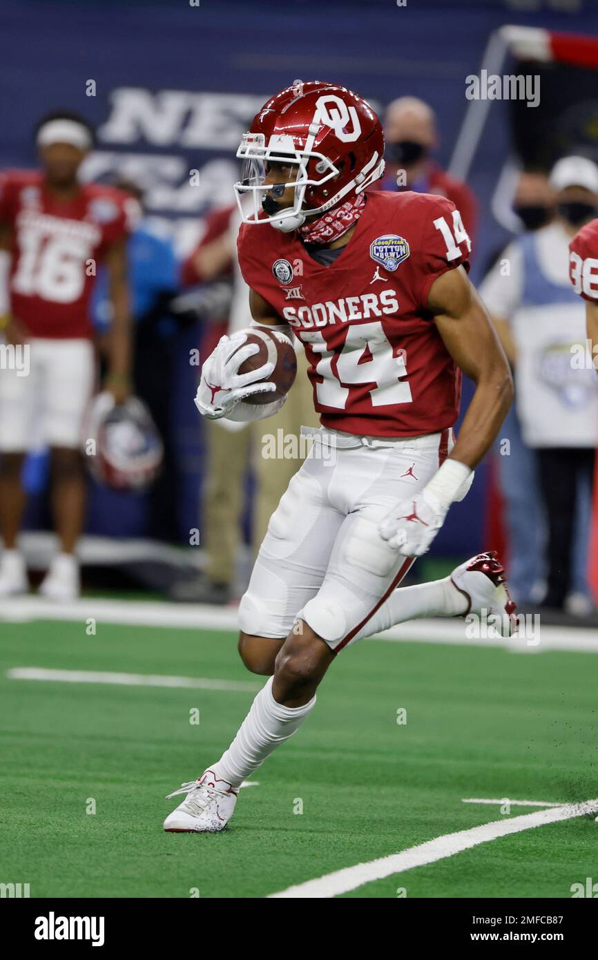 Oklahoma wide receiver Charleston Rambo (14) returns a kick during the ...
