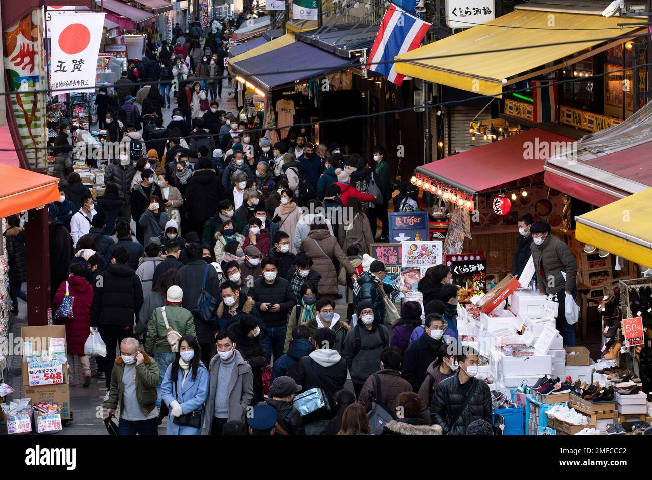 People flock to a shopping street for their yearend shopping in Tokyo ...
