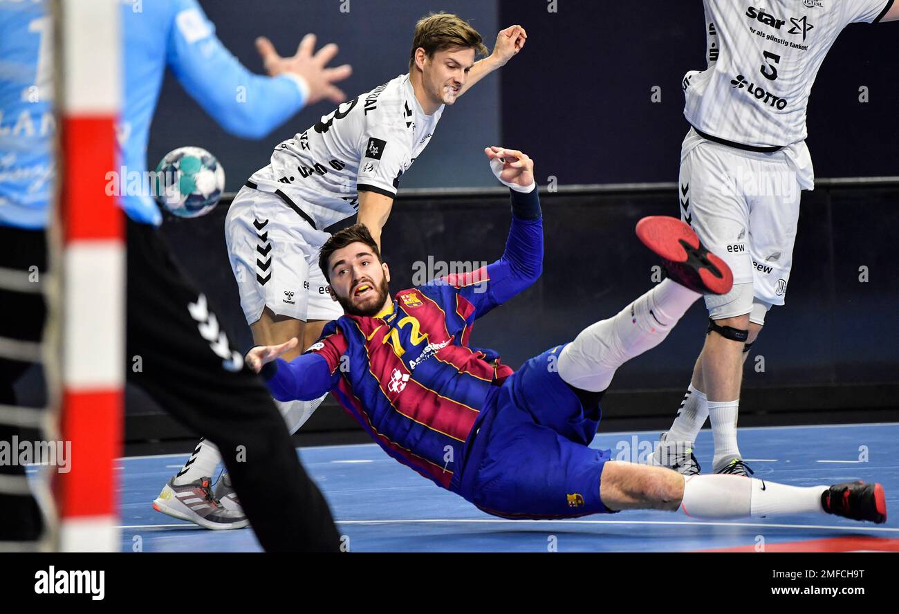 Kiel's Rune Dahmke, left, and Barcelona's Ludovic Fabregas challenge ...