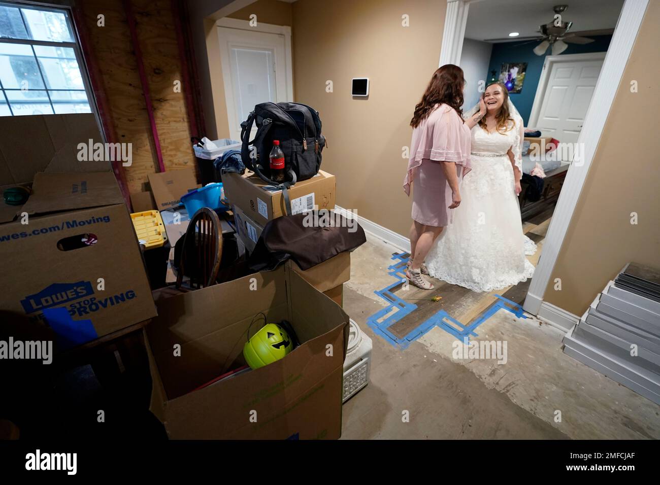 Nicole Caswell talks to her daughter Emily Pascale before her wedding ...