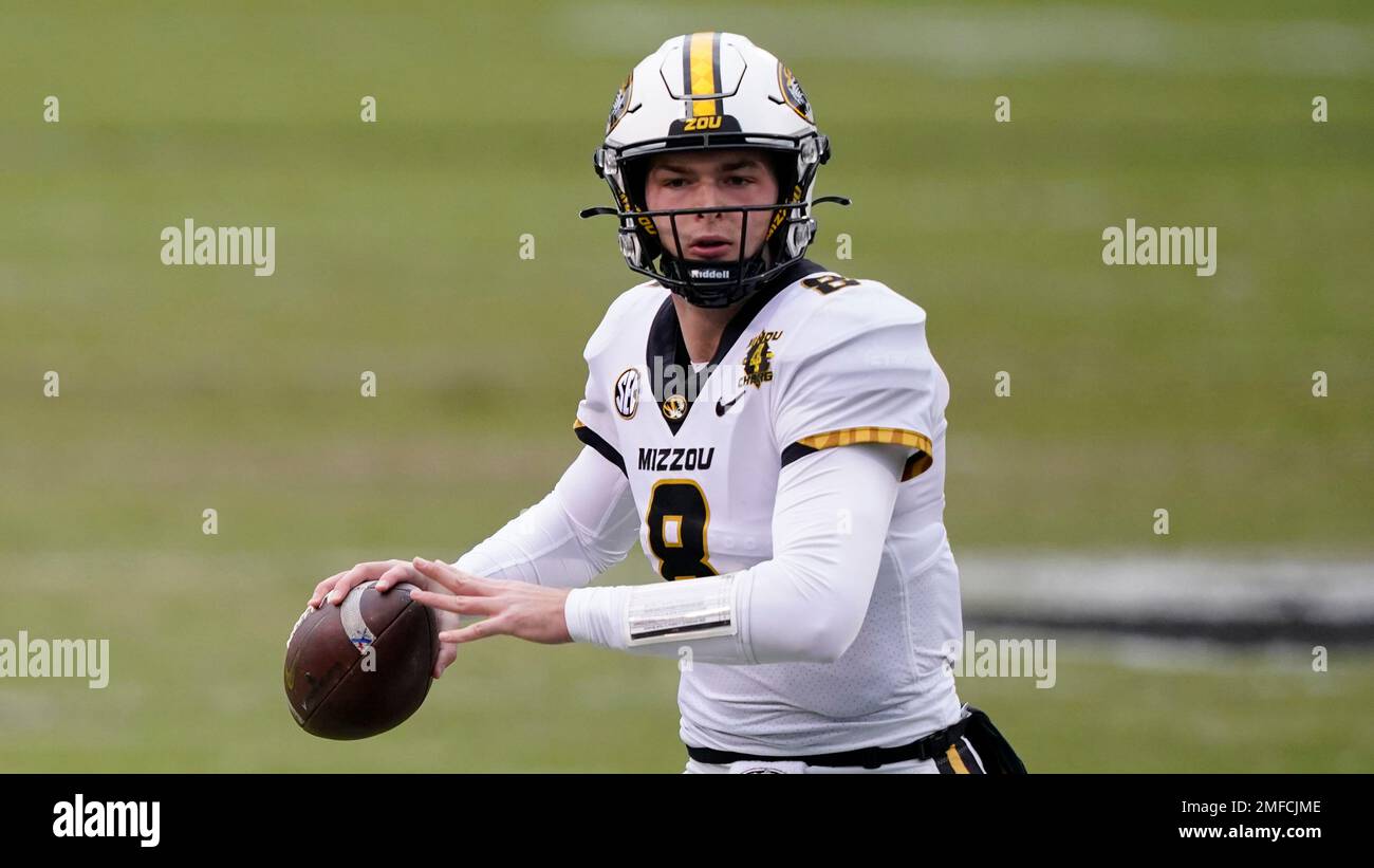 Missouri quarterback Connor Bazelak (8) passes against Mississippi ...