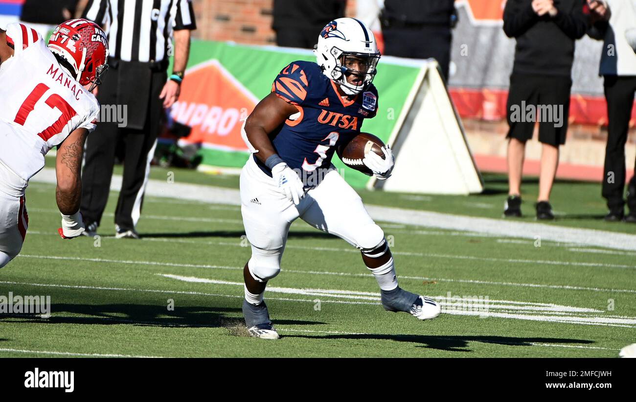 UTSA running back Sincere McCormick (3) runs upfield past Louisiana ...