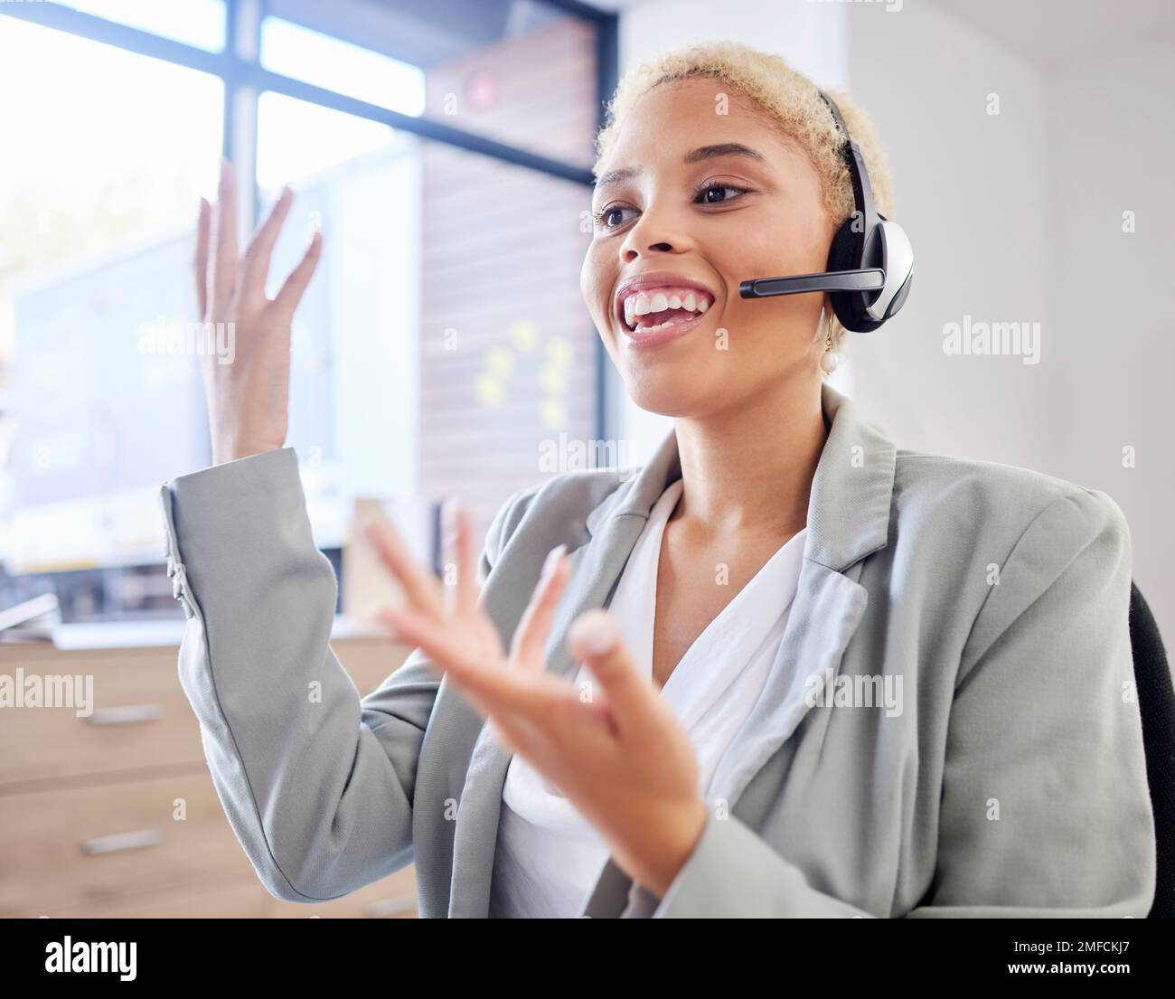 Call center agent and black woman hi-res stock photography and images ...