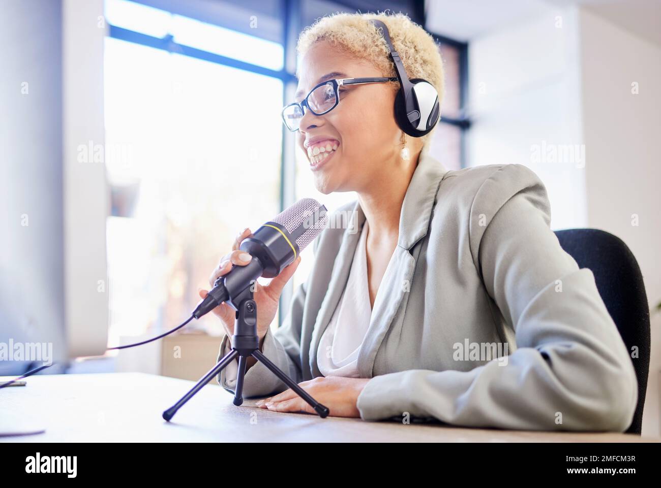Woman people talking microphone hi-res stock photography and images - Alamy