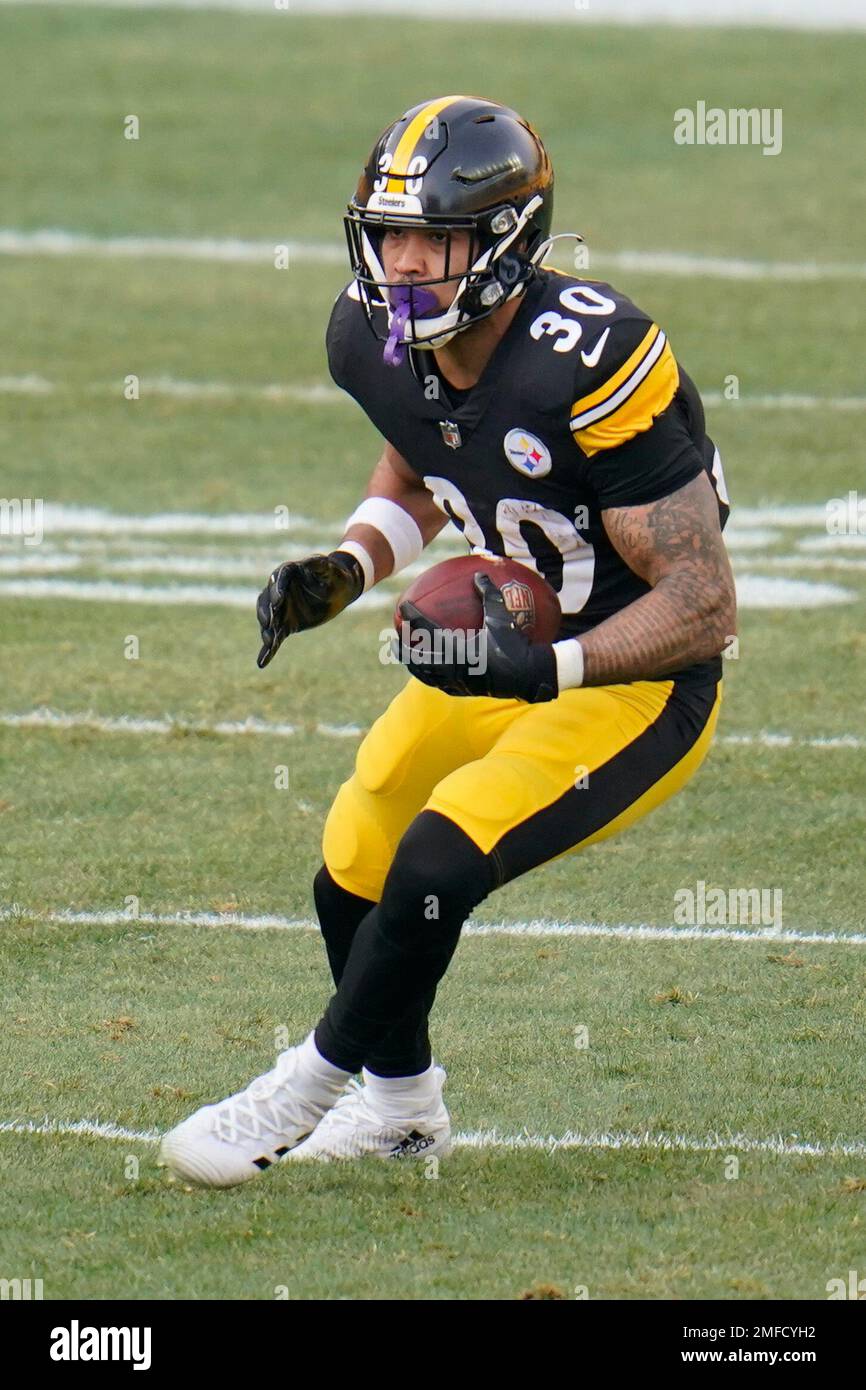 Pittsburgh Steelers running back James Conner (30) plays against the ...