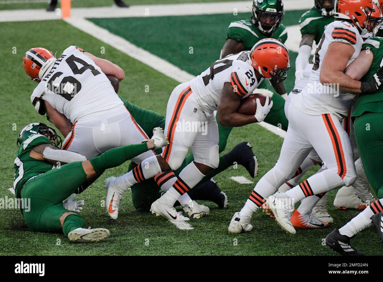 Cleveland Browns running back Nick Chubb (24) rushes for a touchdown ...