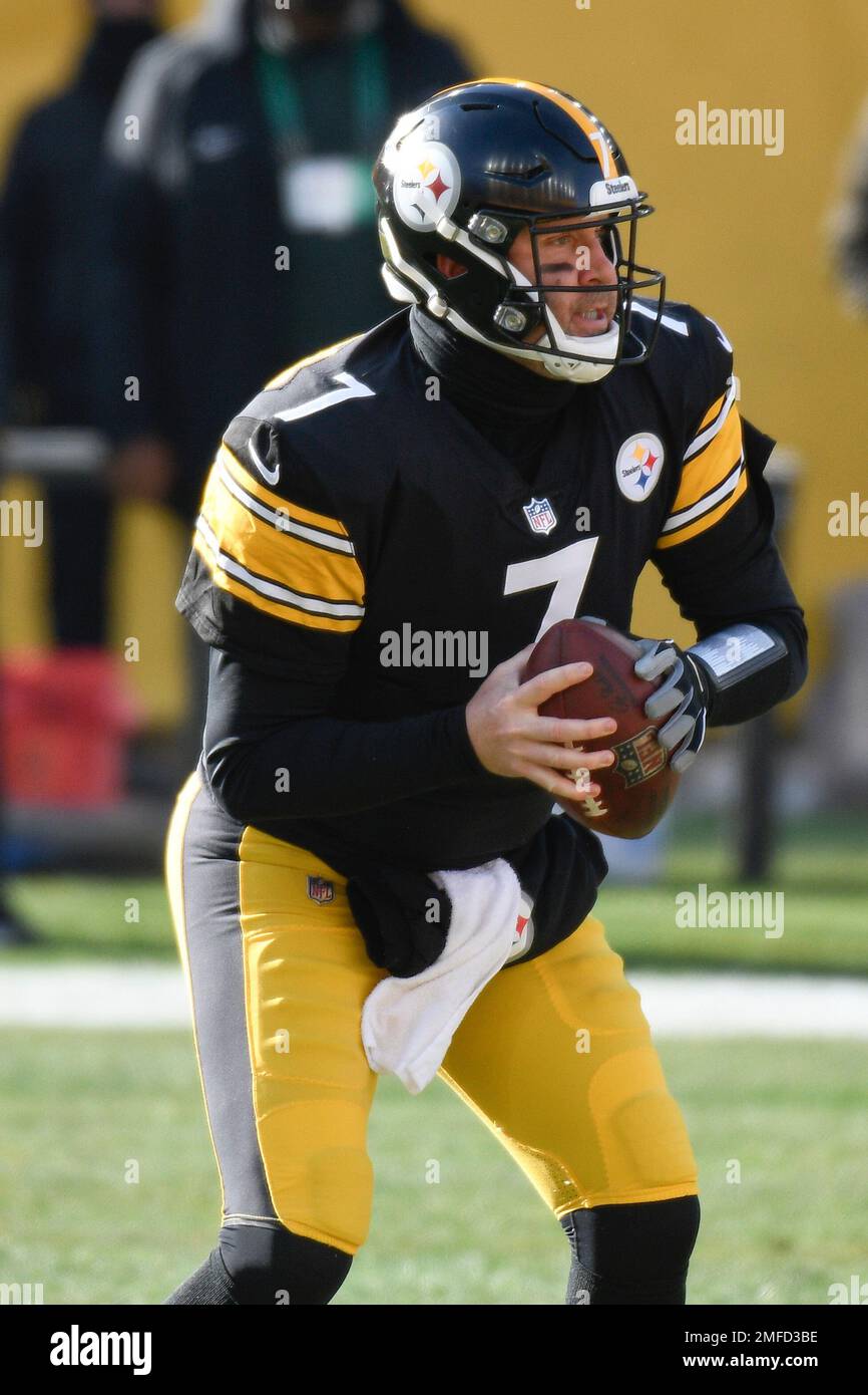 Pittsburgh Steelers quarterback Ben Roethlisberger (7) passes during ...