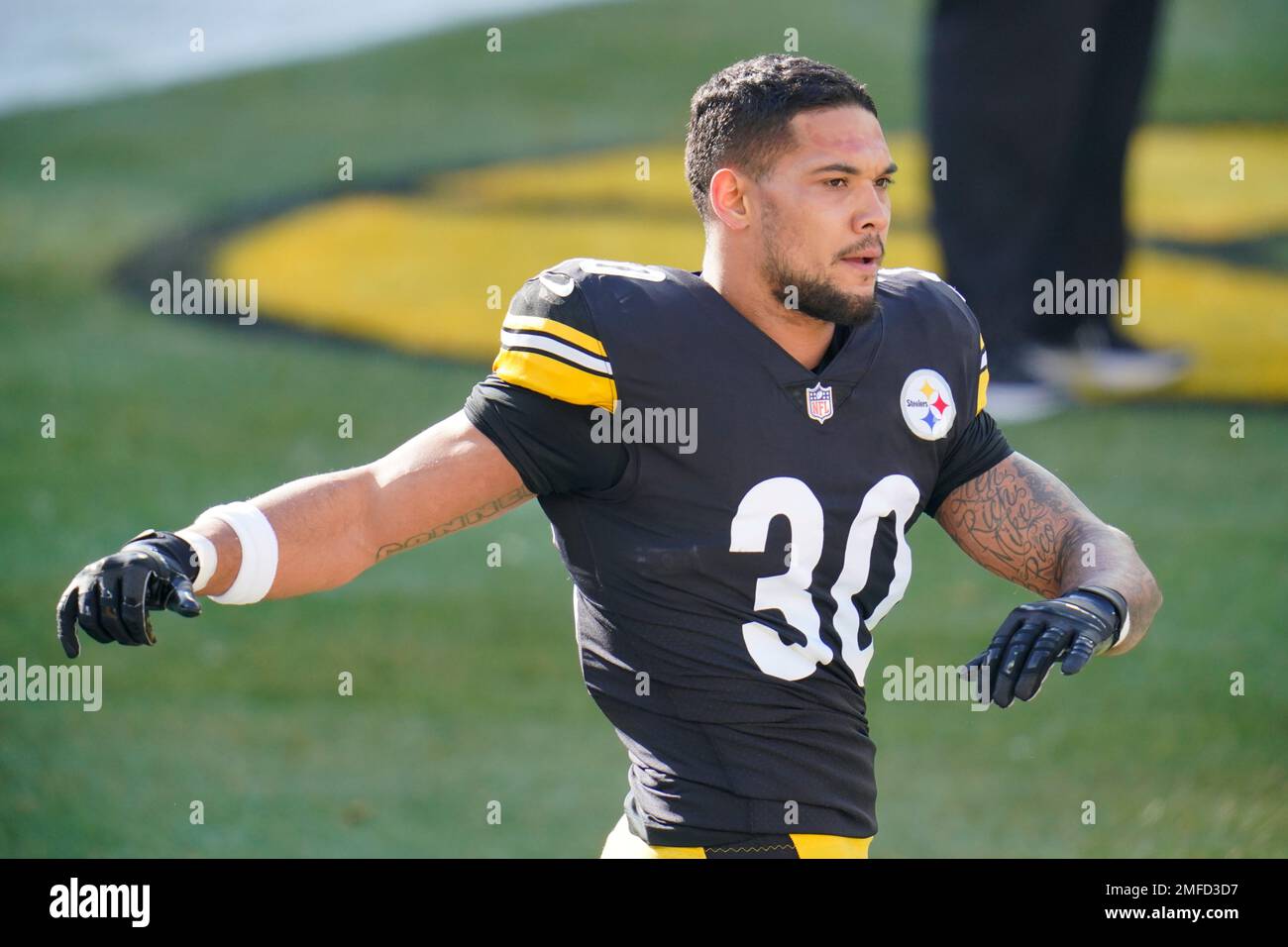 Pittsburgh Steelers running back James Conner (30) warms up before an ...