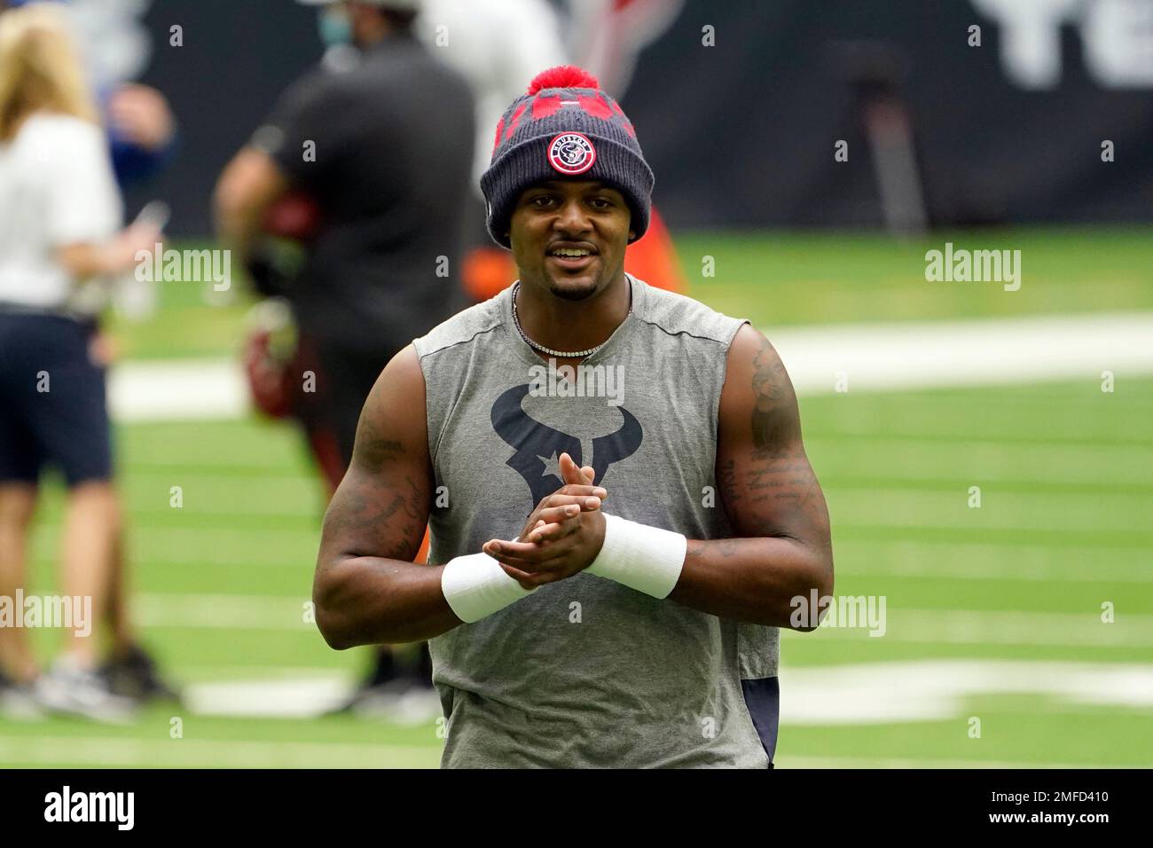 Houston Texans quarterback Deshaun Watson warms up before an NFL ...