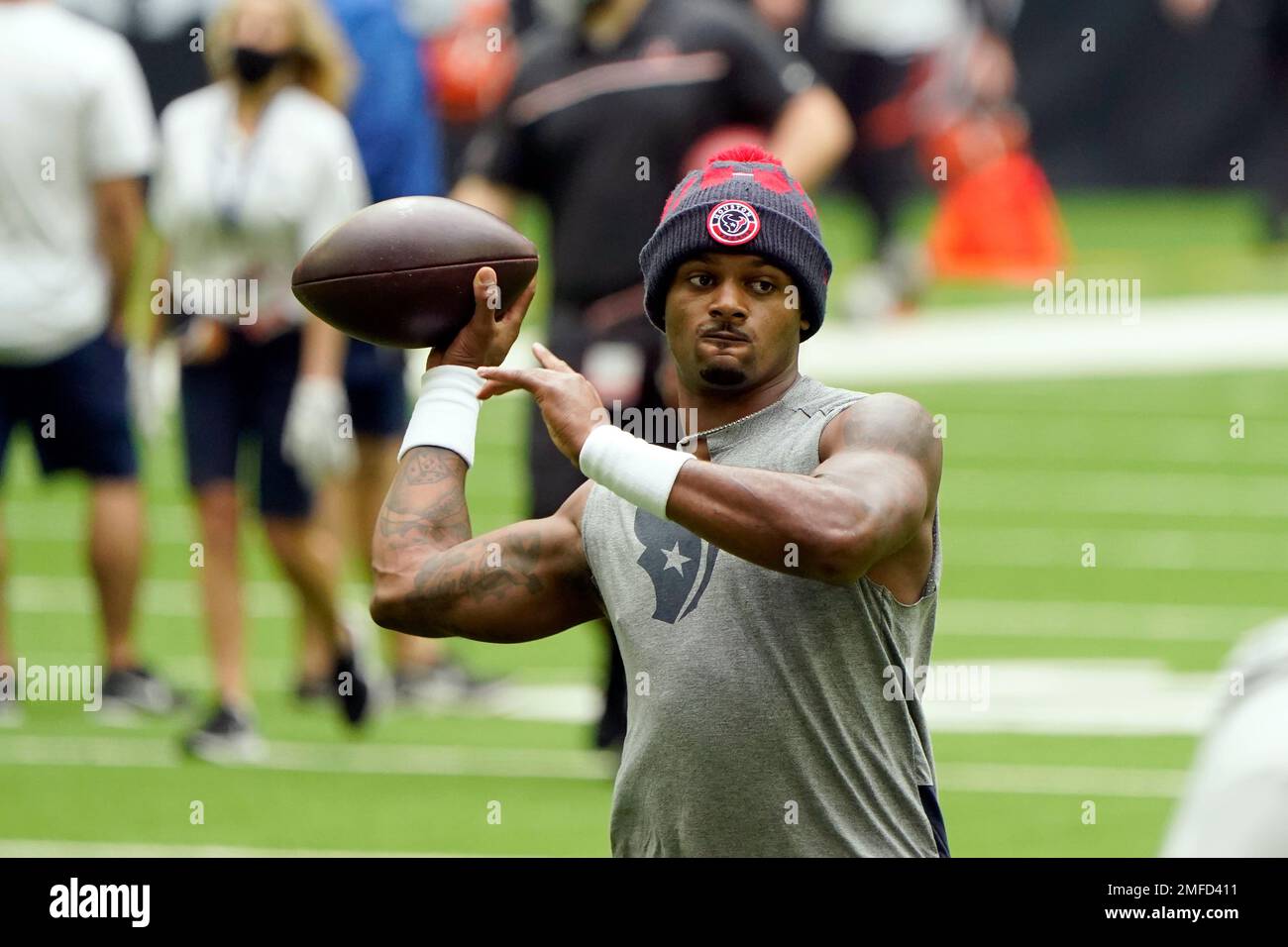 Houston Texans quarterback Deshaun Watson warms up before an NFL ...