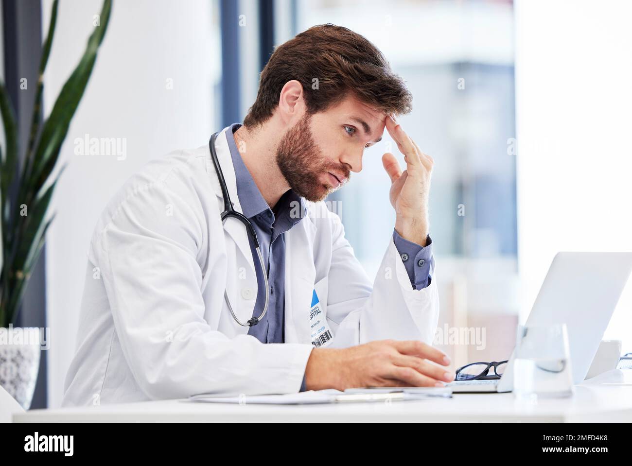 Doctor anxiety hi-res stock photography and images - Alamy