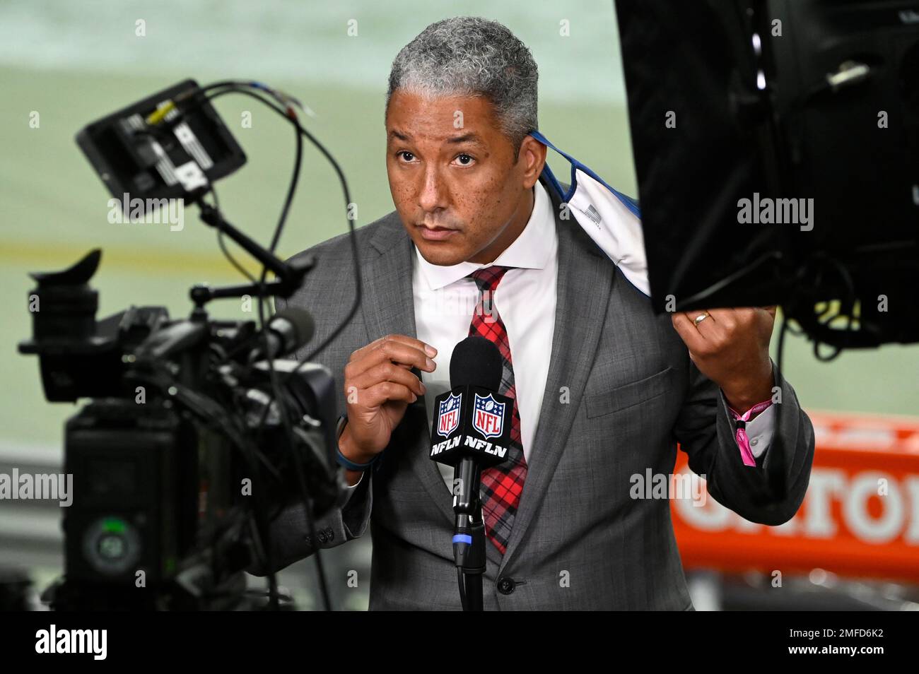 NFL Network reporter Steve Wyche before an NFL football game between ...