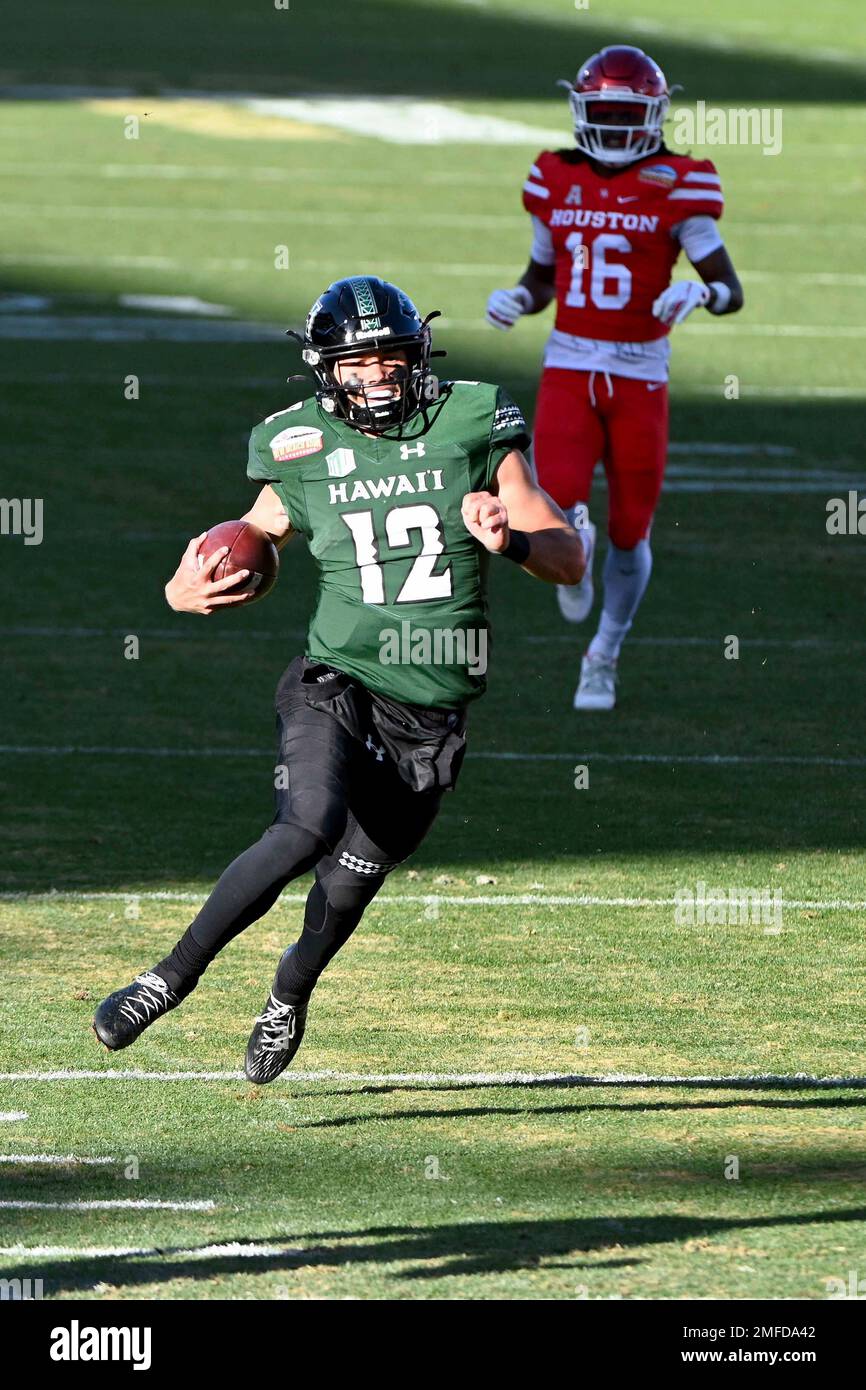 Hawaii quarterback Chevan Cordeiro (12)(12) runs upfield for a long ...