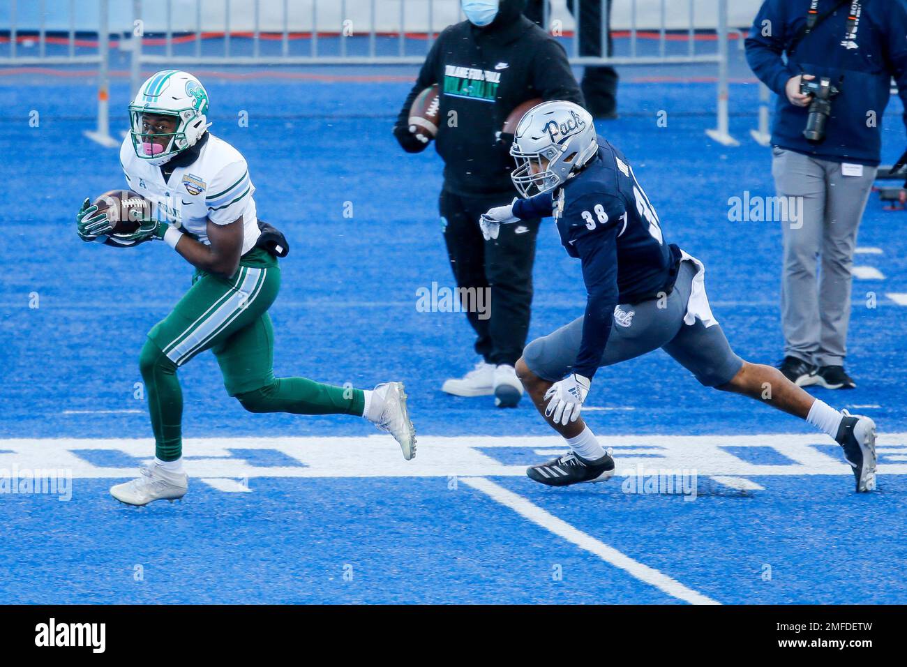Tulane wide receiver Jha'Quan Jackson (4) runs up the sideline in front ...