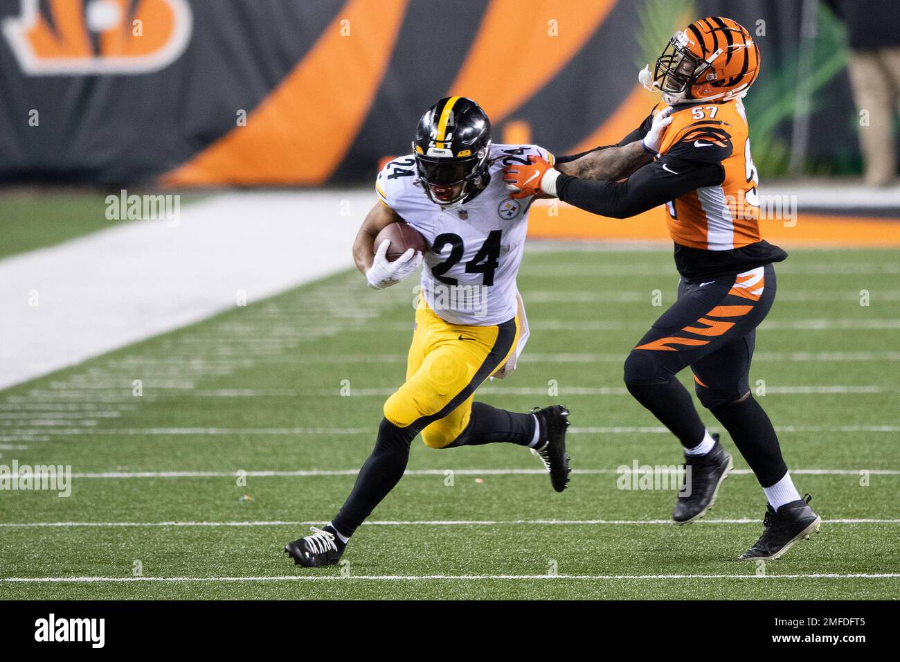 Pittsburgh Steelers running back Benny Snell (24) runs the ball against ...