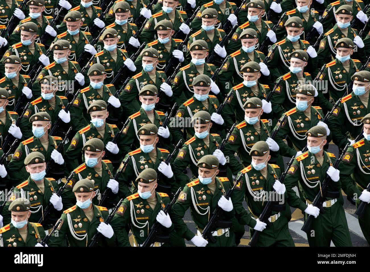 Russian soldiers wearing face masks to protect against coronavirus ...