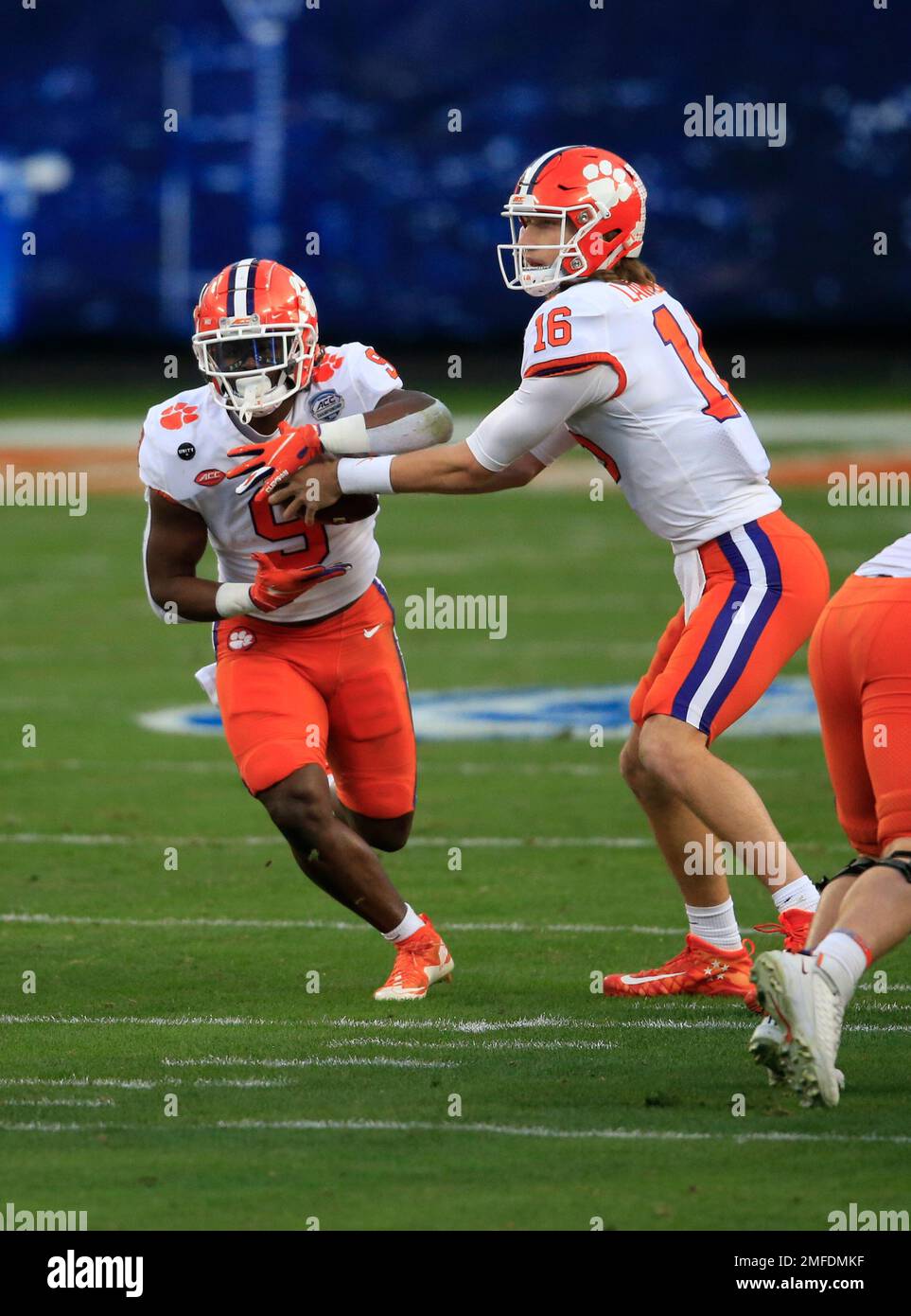 Clemson running back Travis Etienne (9) takes the handoff from ...