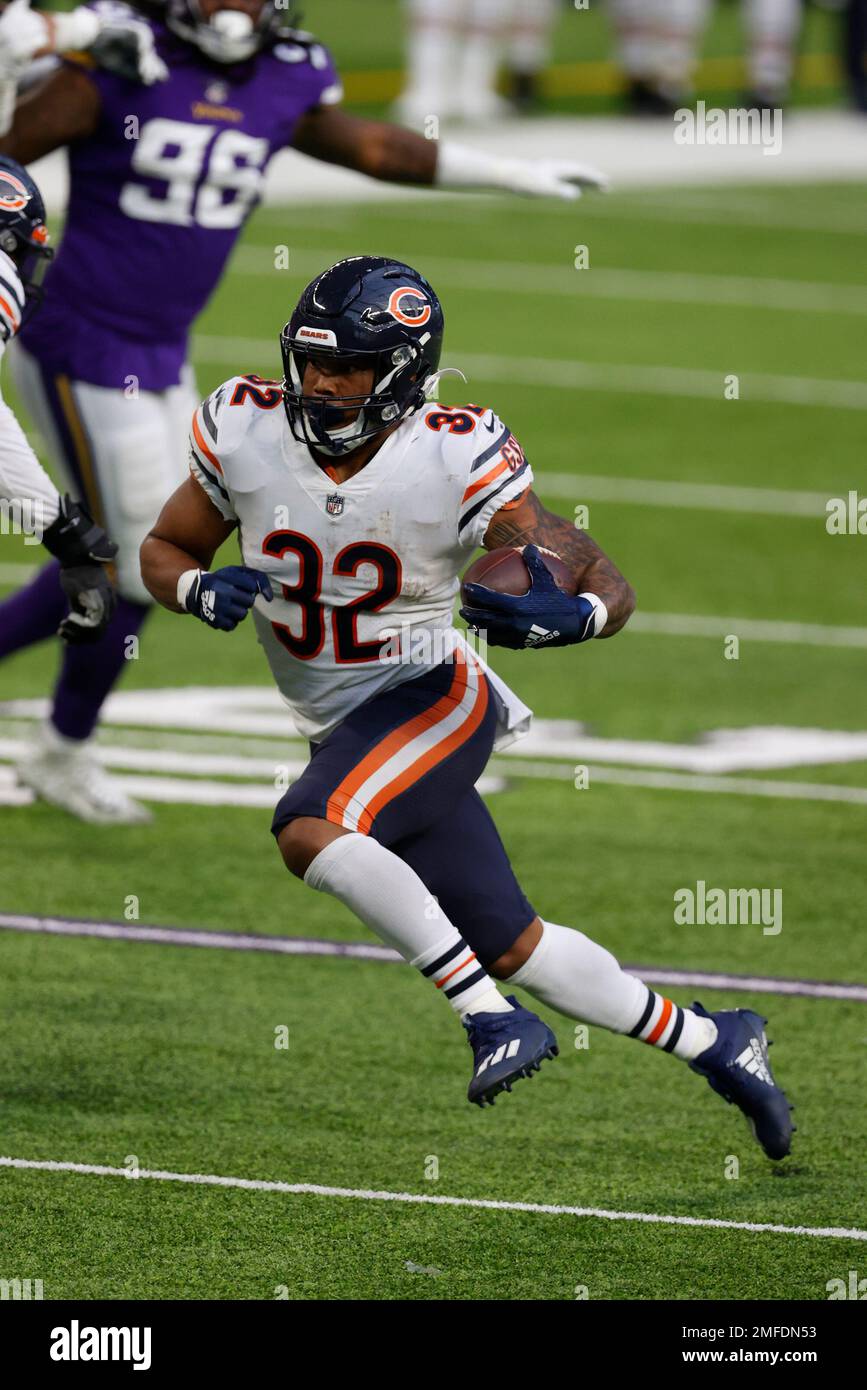 Chicago Bears running back David Montgomery (32) runs the ball against the Minnesota Vikings ...