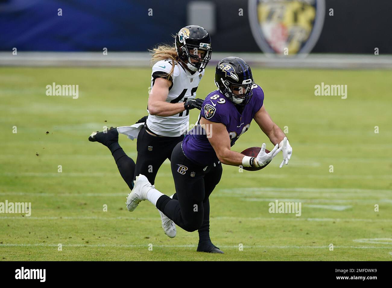 Baltimore Ravens tight end Mark Andrews (89) reaches but is unable to ...
