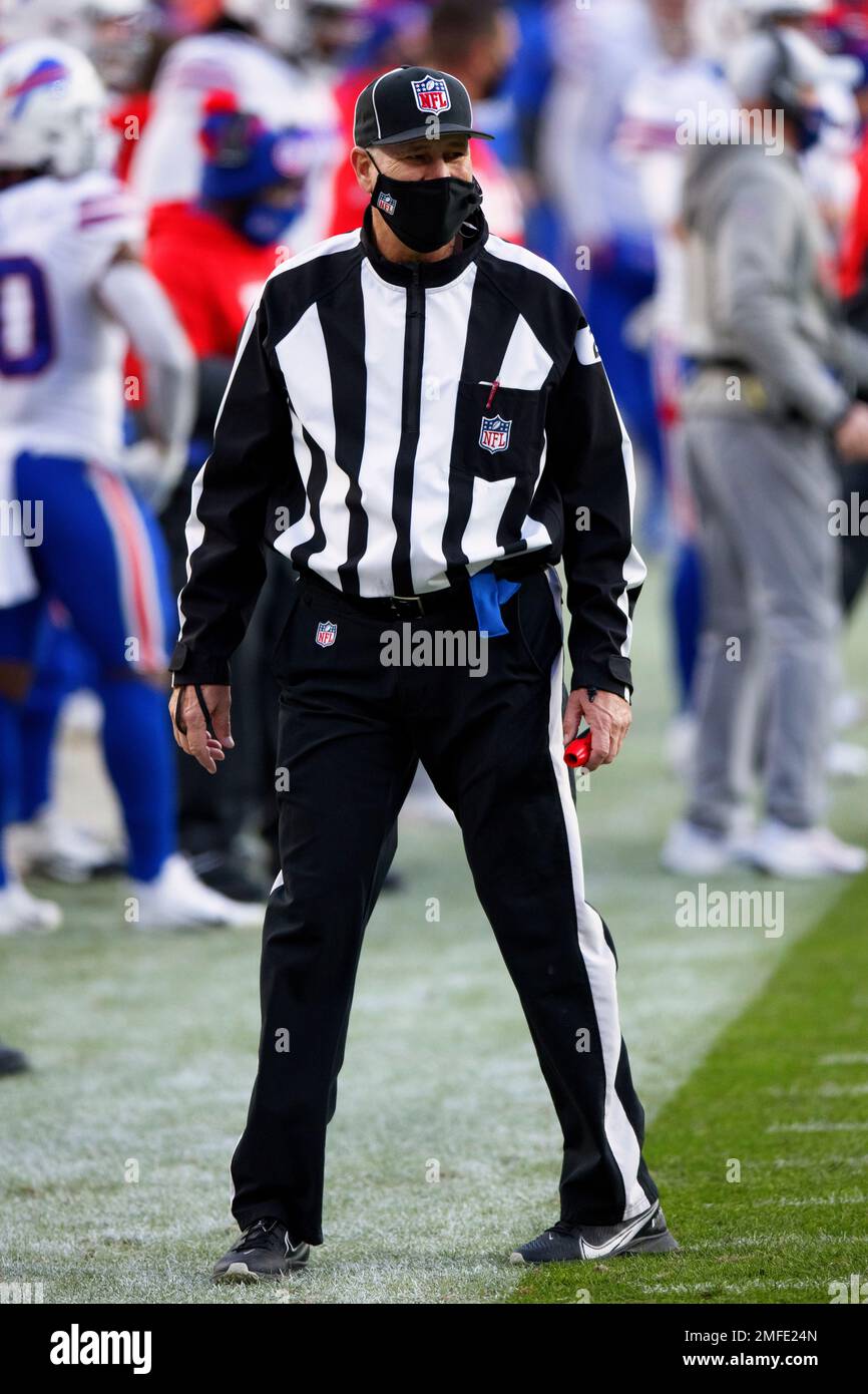 Down Judge Mark Hittner (28) in action during the second half of an NFL ...