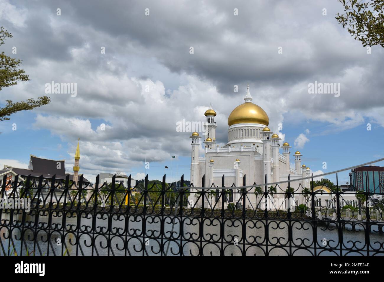 Omar Ali Saiffuddien Mosque in Brunei capital city on blue sky ...