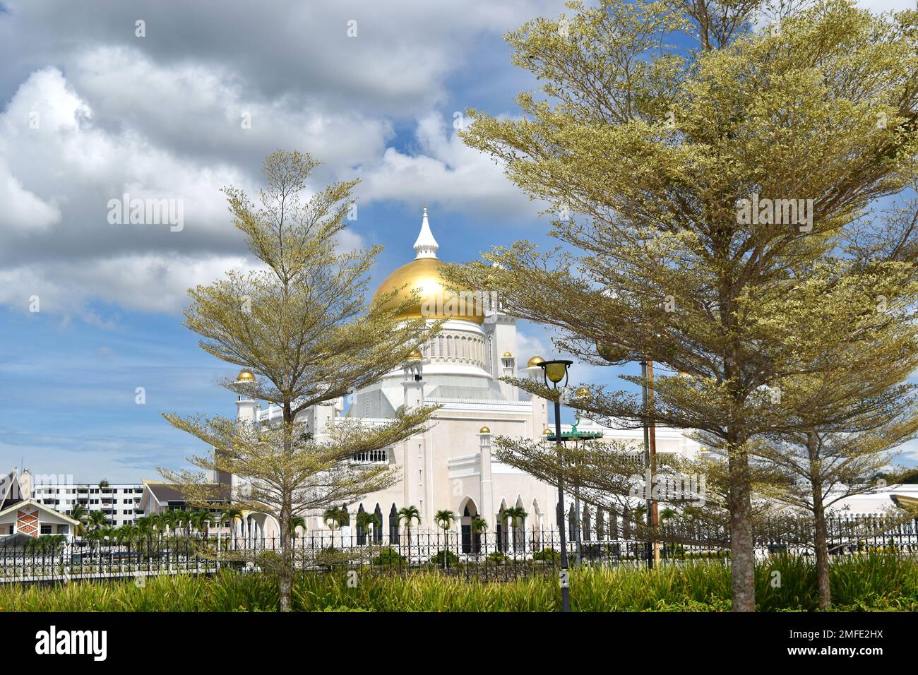Omar Ali Saiffuddien Mosque in Brunei capital city on blue sky ...