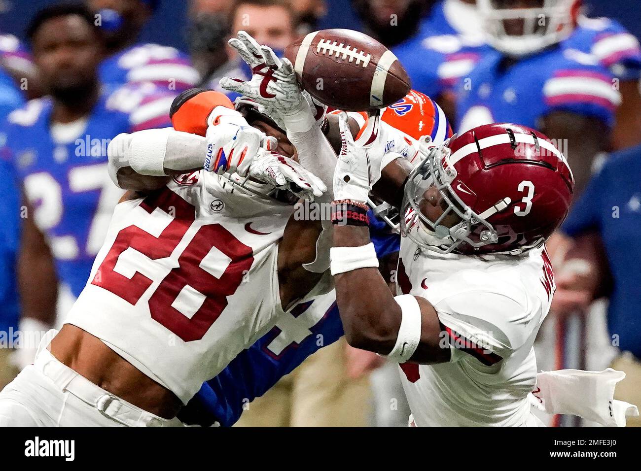Florida tight end Kyle Pitts (84) misses the catch against Alabama's ...
