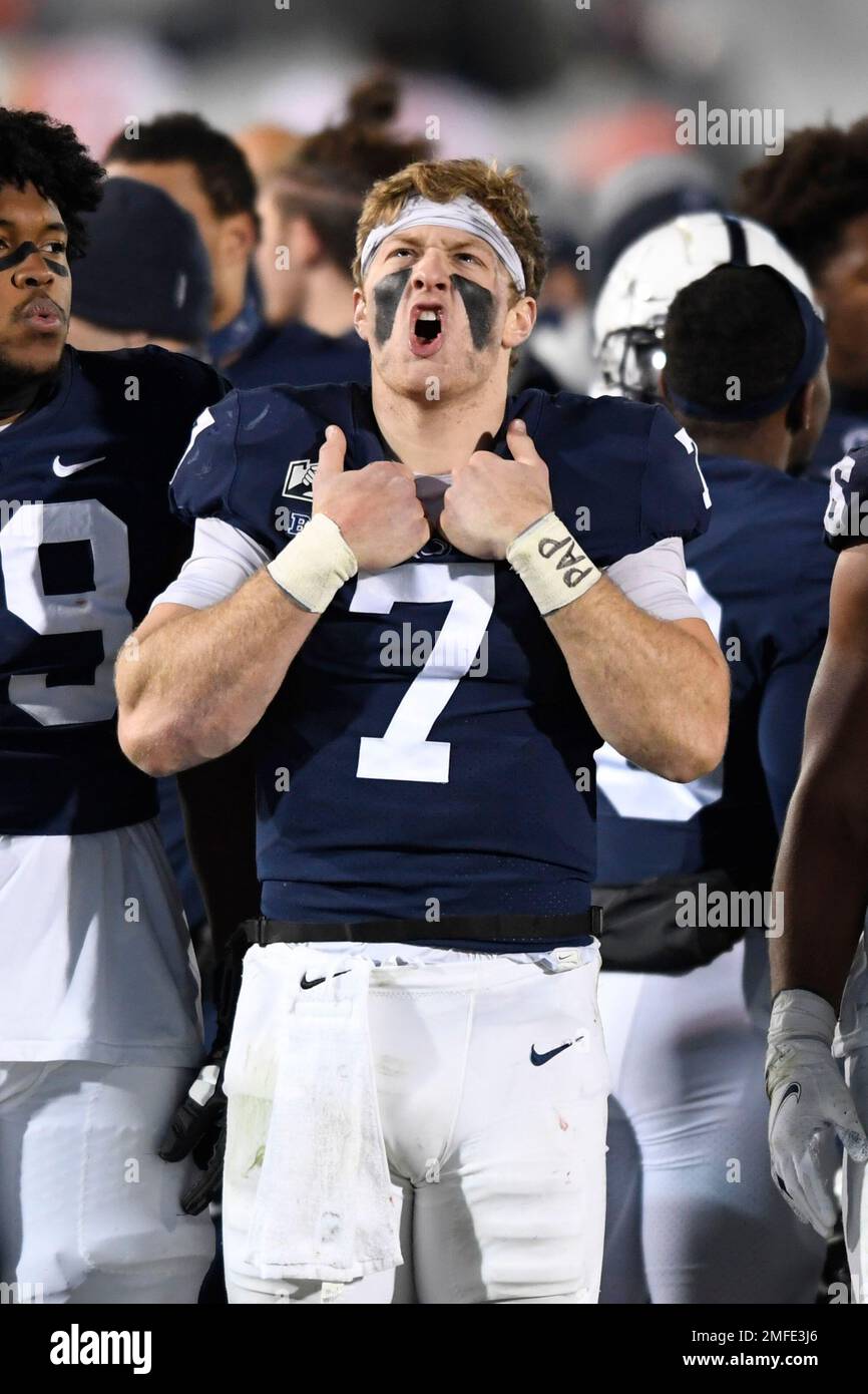 Penn State quarterback Will Levis (7) celebrates after beating Illinois ...