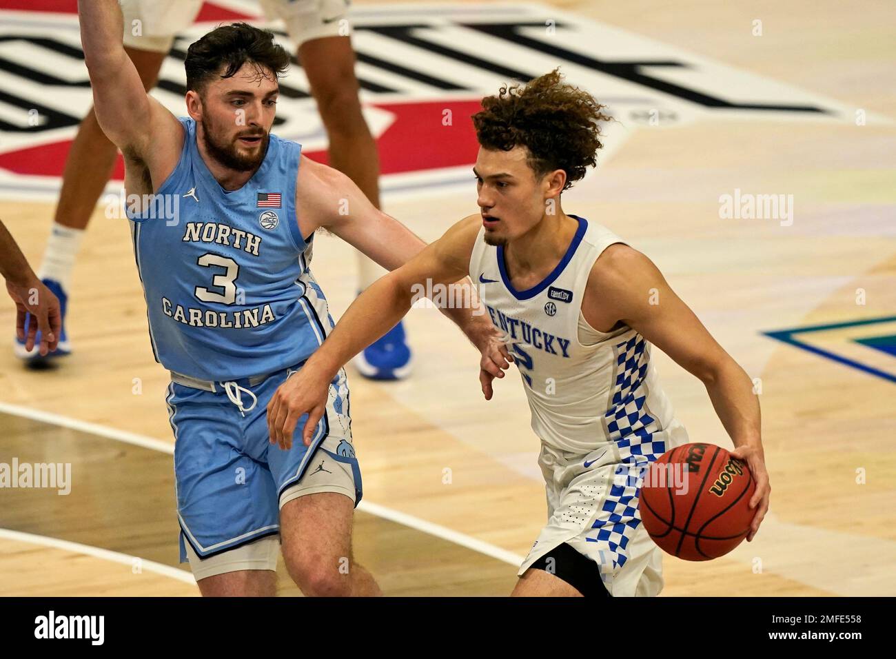 Kentucky's Devin Askew (2) drives past North Carolina's Andrew Platek ...