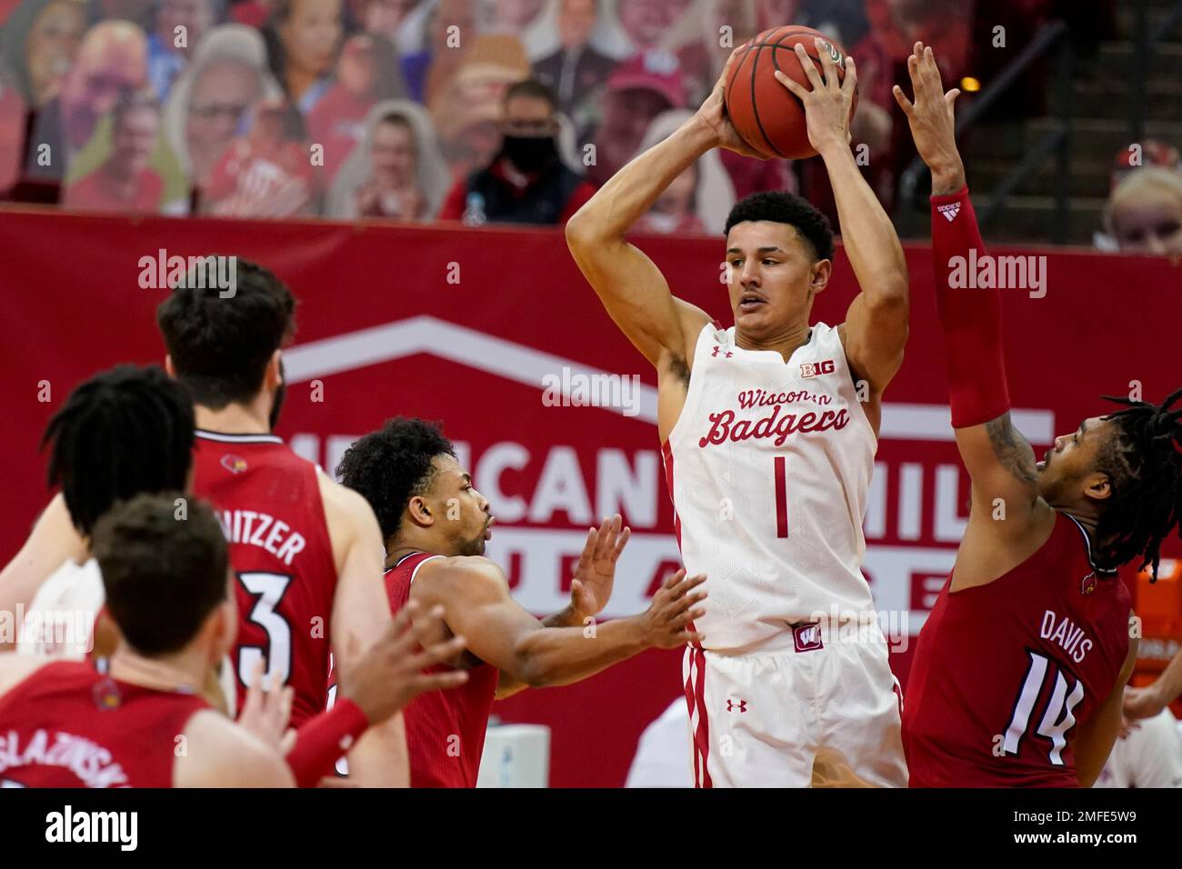 Wisconsin's Jonathan Davis (1) passes against the Louisville defense ...