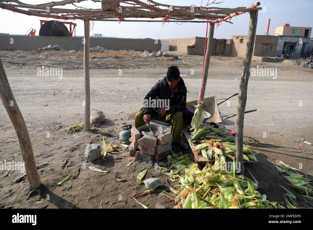 An Afghan street vender fries corns for sale in the Bagram-Kabul ...