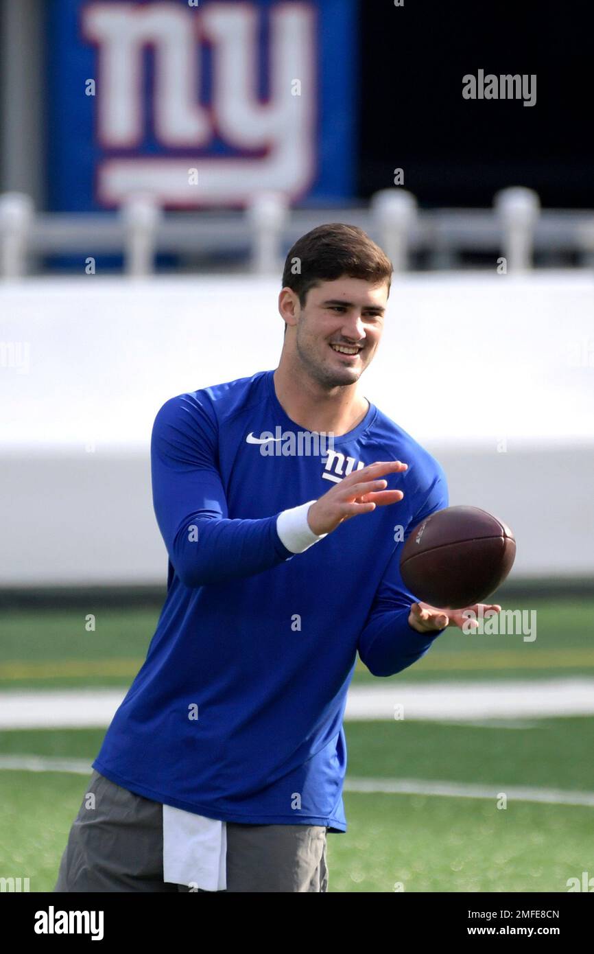 New York Giants quarterback Daniel Jones warms-up before an NFL ...