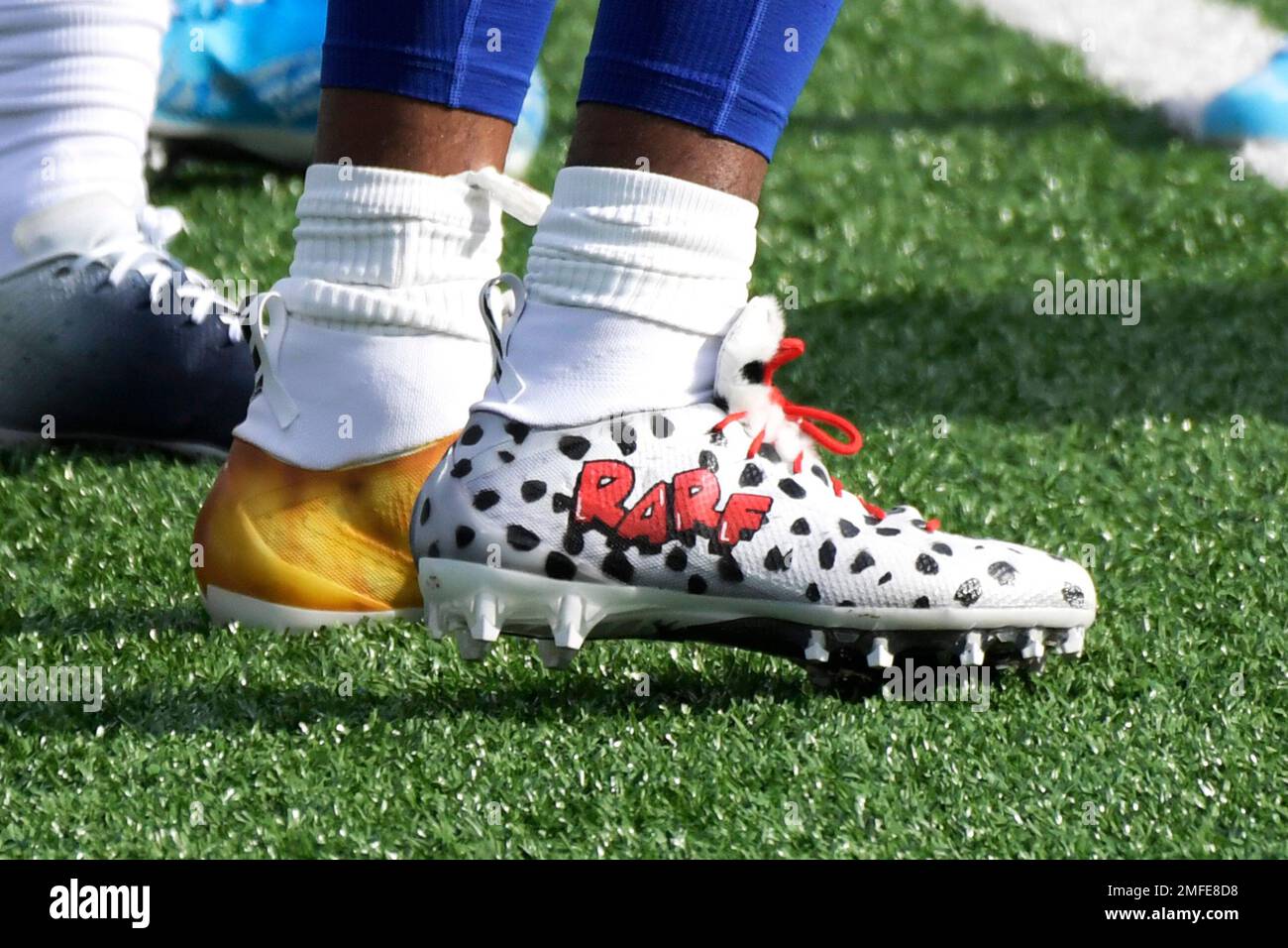 New York Giants free safety Logan Ryan warms-up wearing special cleats ...
