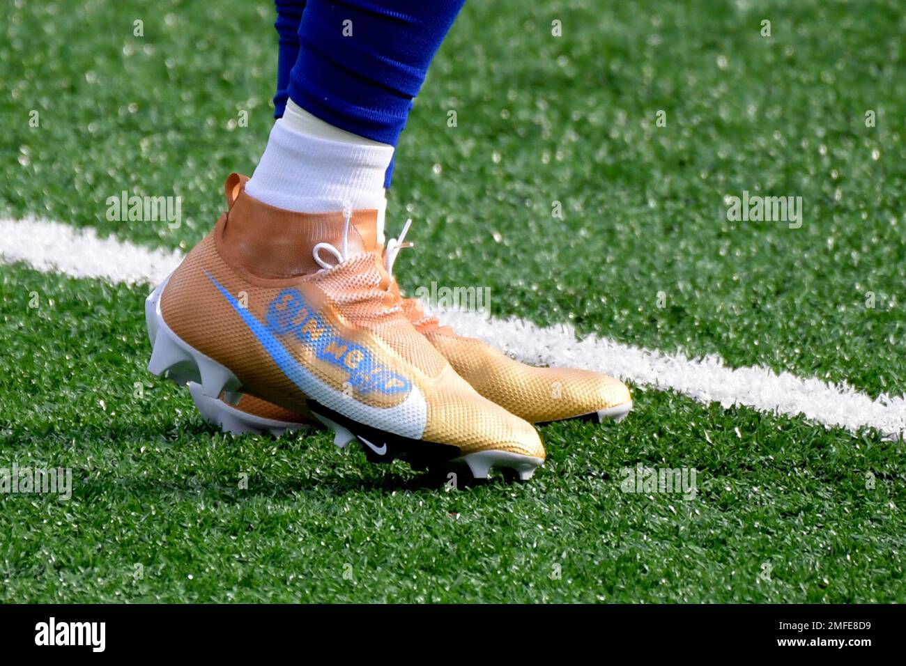 New York Giants wide receiver Golden Tate warms-up wearing special ...