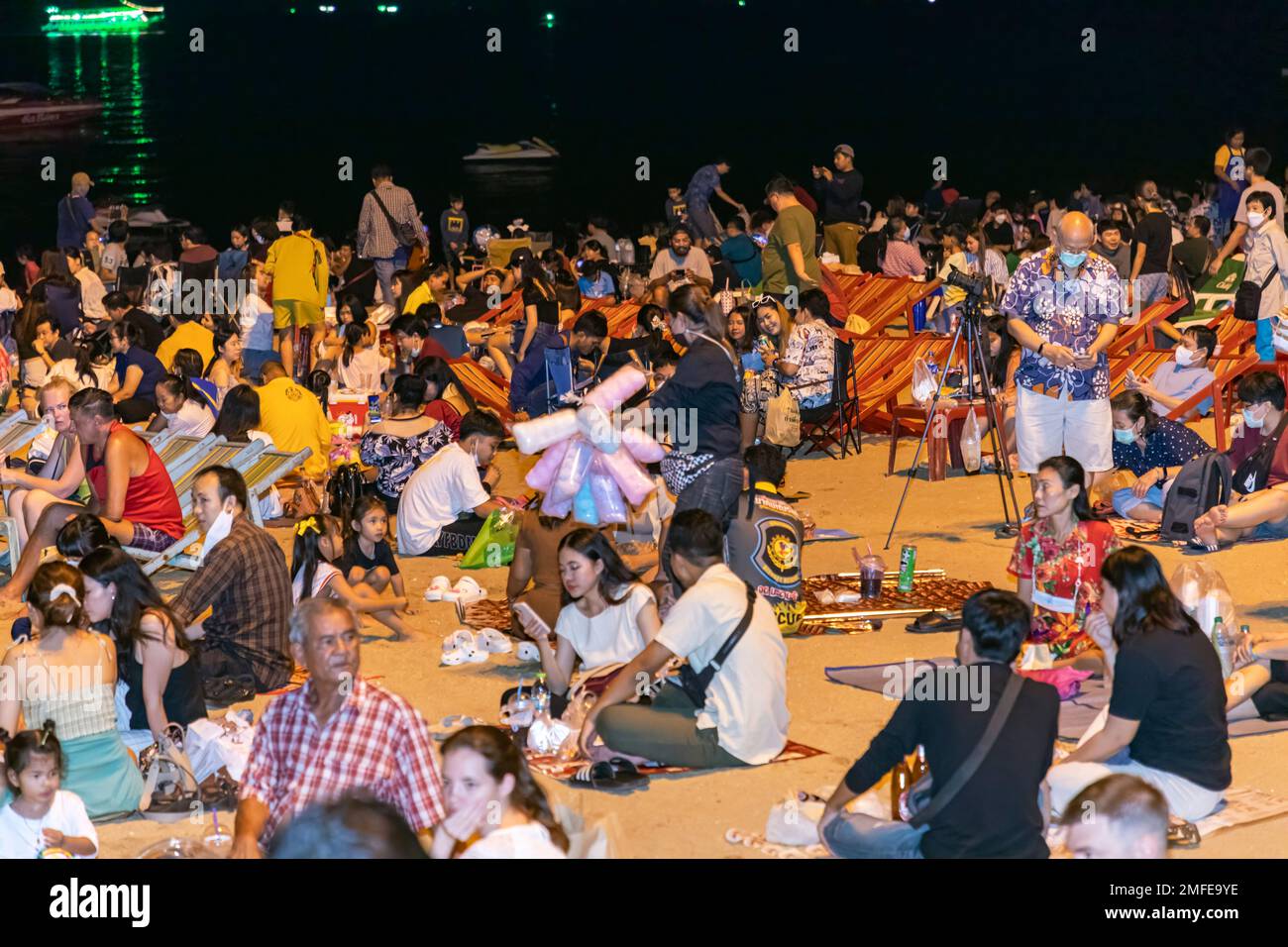 Crowded sitting spectator watching hi-res stock photography and images ...