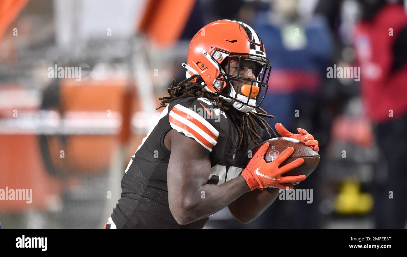 Cleveland Browns running back Nick Chubb catches a pass during an NFL ...