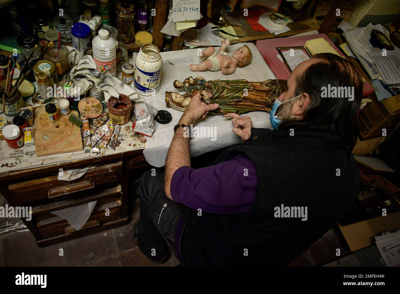 Eduardo Rubio, 54 years old, wears a face mask to prevent the spread of ...