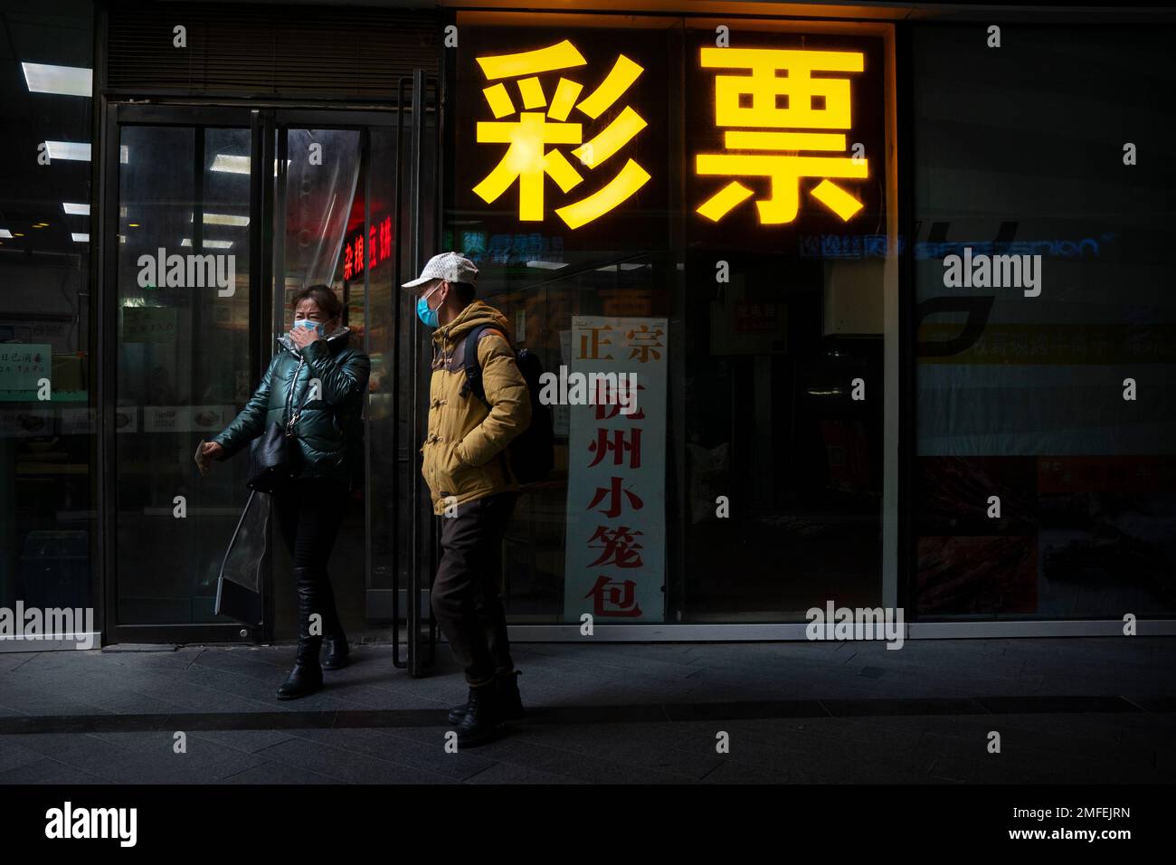 People wearing face masks to help curb the spread of the coronavirus ...