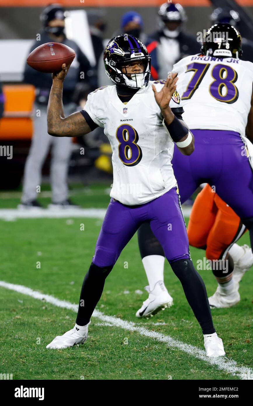 Baltimore Ravens quarterback Lamar Jackson (8) throws the ball during ...