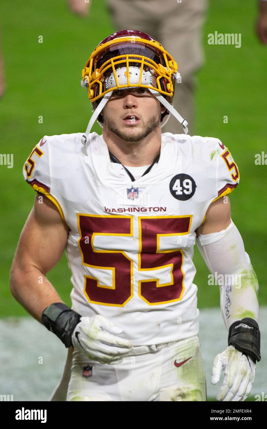 Washington Football Team linebacker Cole Holcomb (55) runs to the ...