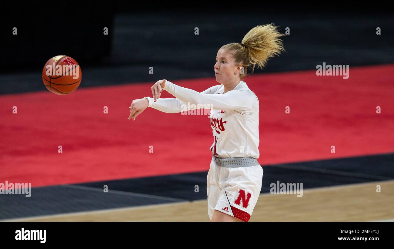 Nebraska guard Ruby Porter (11) makes a pass against the Illinois ...