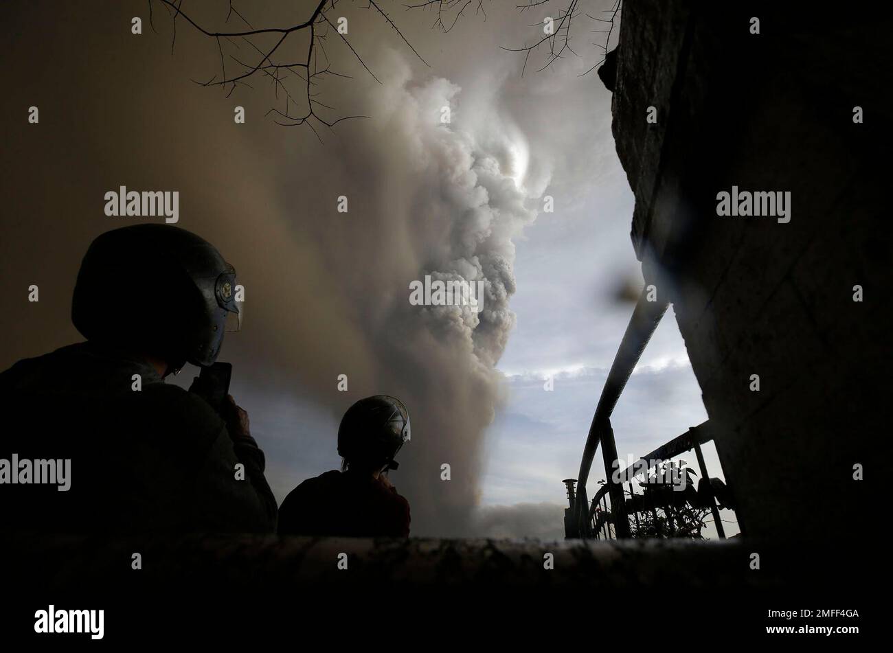 People watch as Taal Volcano erupts in Tagaytay, Cavite province ...